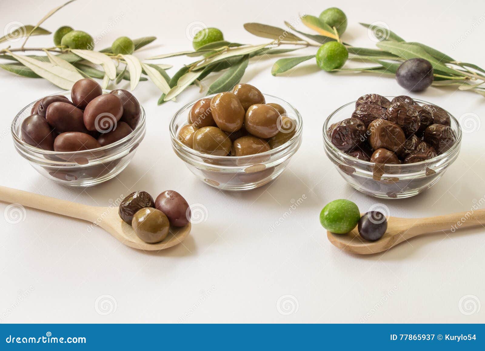 Tres tipos de aceitunas imagen de archivo. Imagen de comer - 77865937