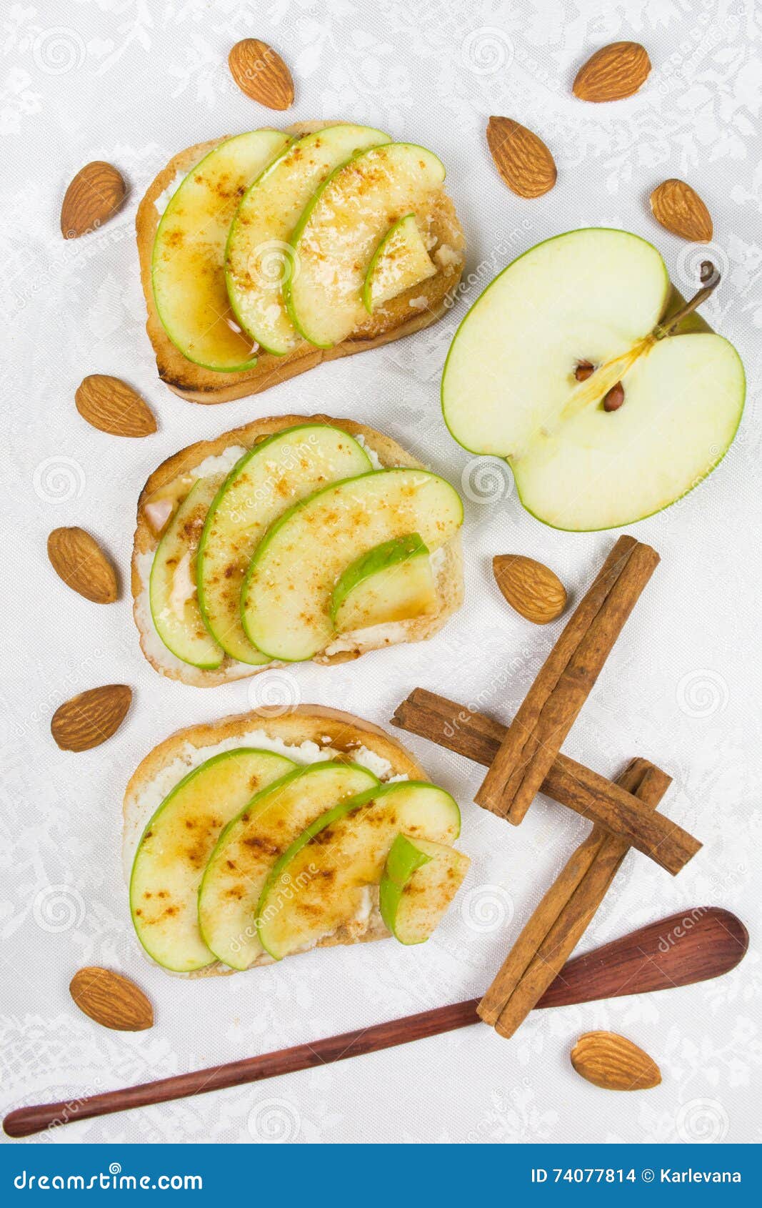 Tres tostadas dulces foto de archivo. Imagen de fresco - 74077814