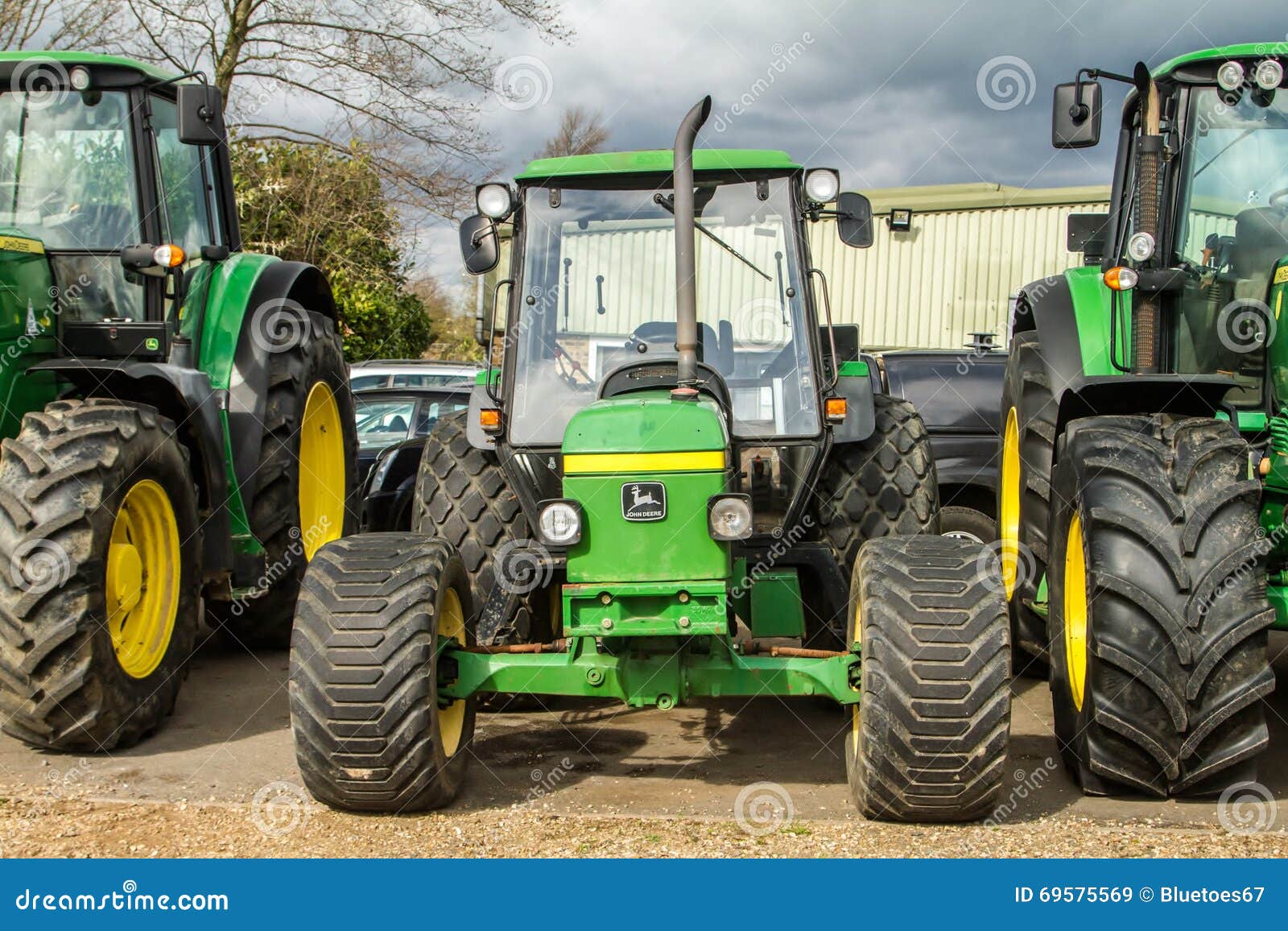 Tres Tractores Modernos De John Deere Imagen de archivo editorial ...