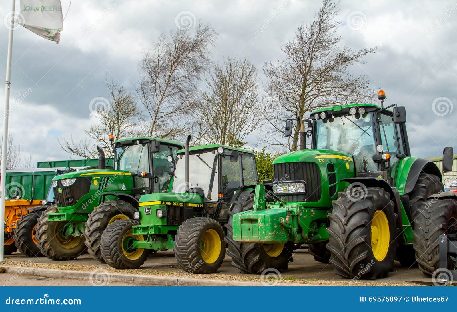 Tres Tractores Modernos De John Deere Fotografía editorial - Imagen de ...