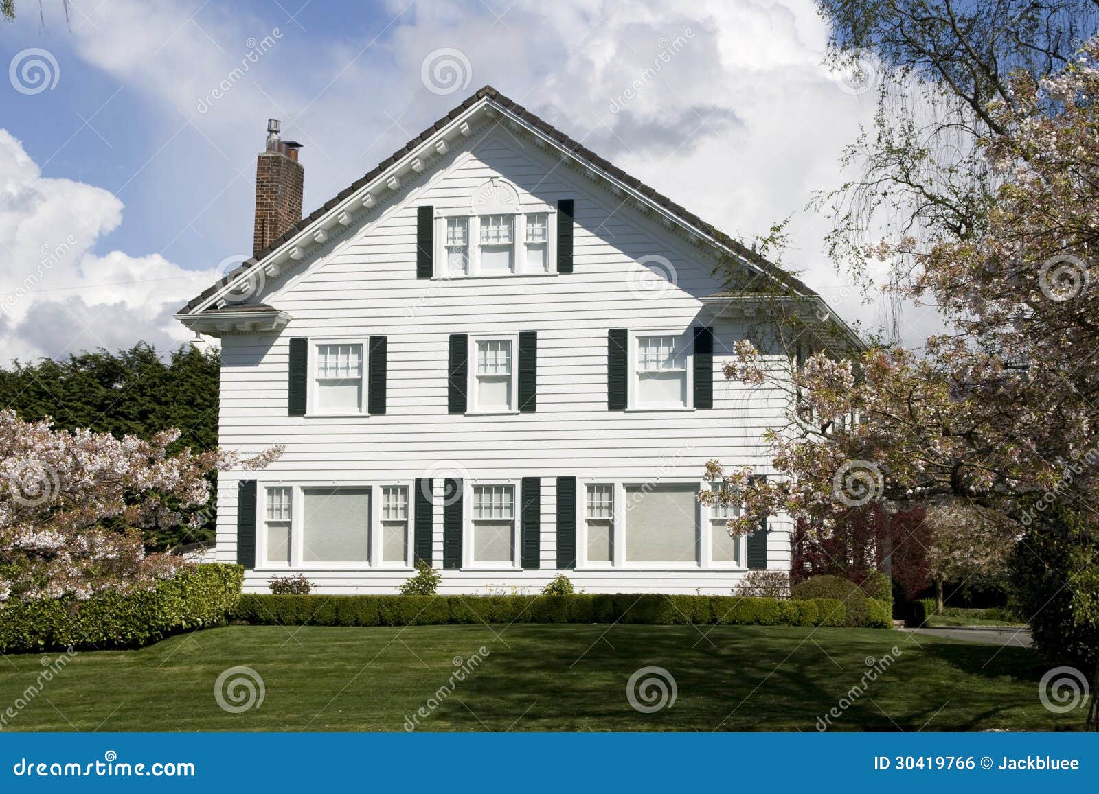 Trevligt Vitt Hus Med Enkel Design Arkivfoto - Bild av enkelhet ...