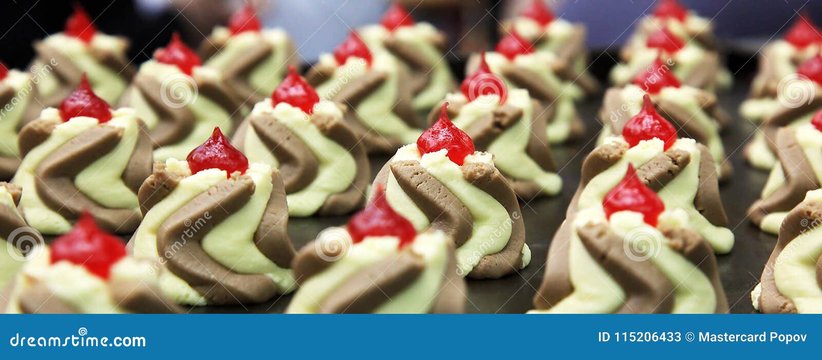 Tri galletas del color imagen de archivo. Imagen de dulce - 115206433