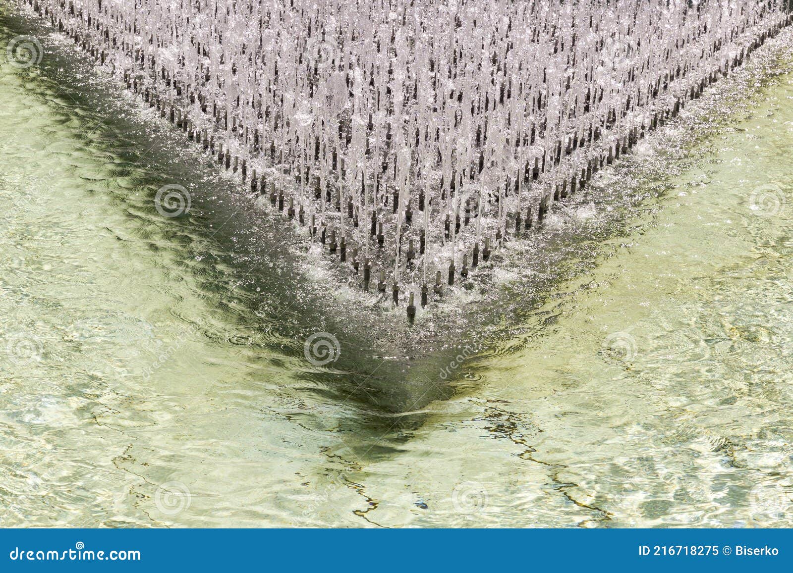 Triangle d'eau image stock. Image du fontaine, pression - 216718275