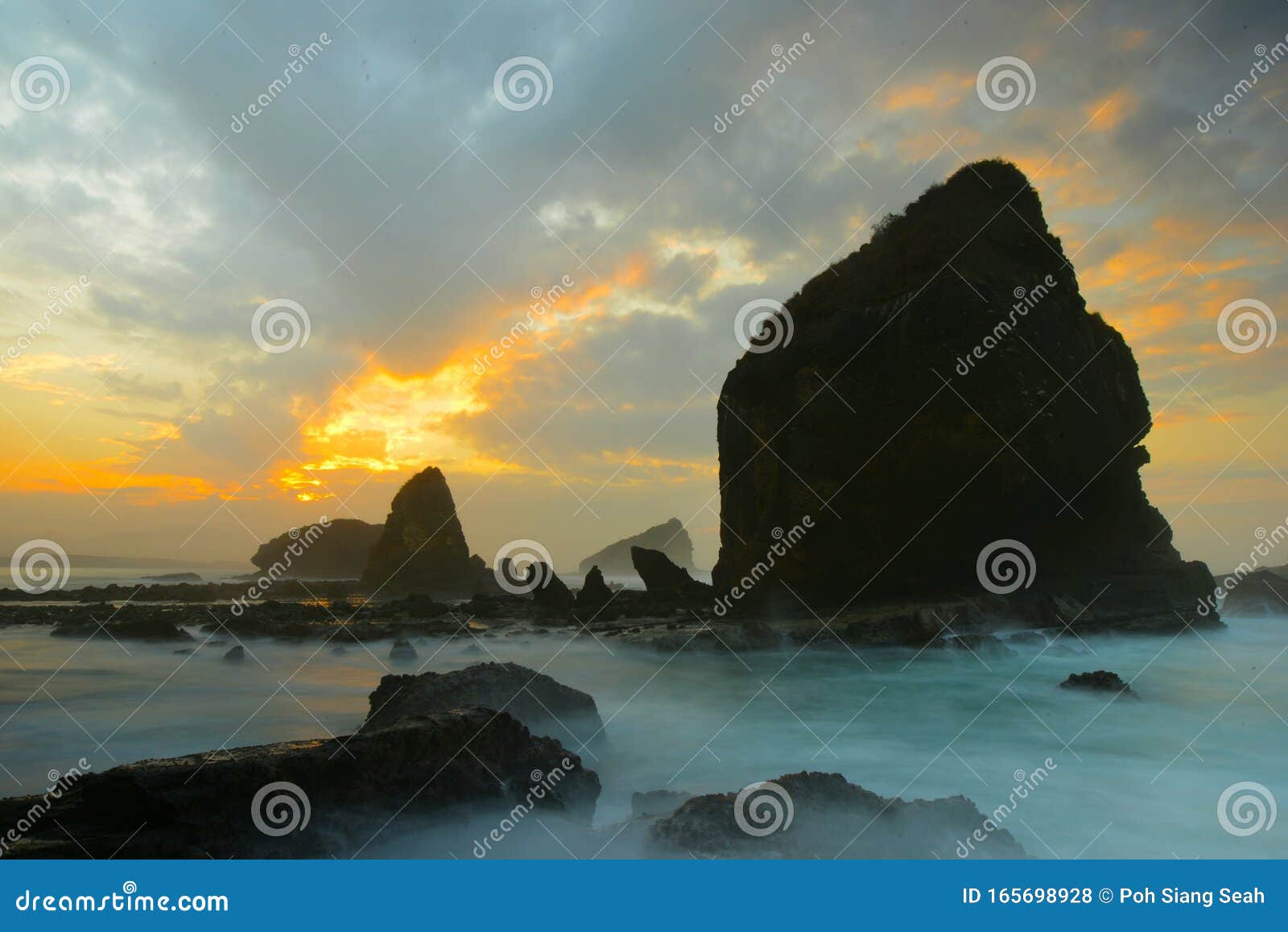 Triangle Rock at Middle of the Sea with Smooth Wave 库存照片 - 图片 包括有 空白 ...