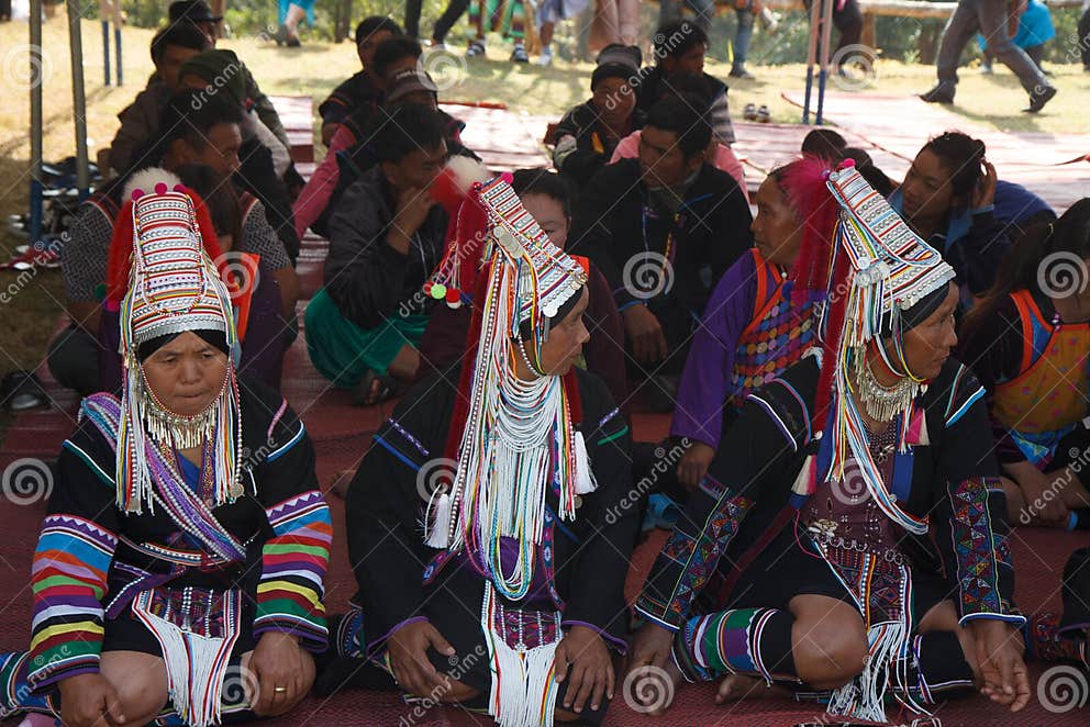 Tribo do monte fotografia editorial. Imagem de traje - 37478412