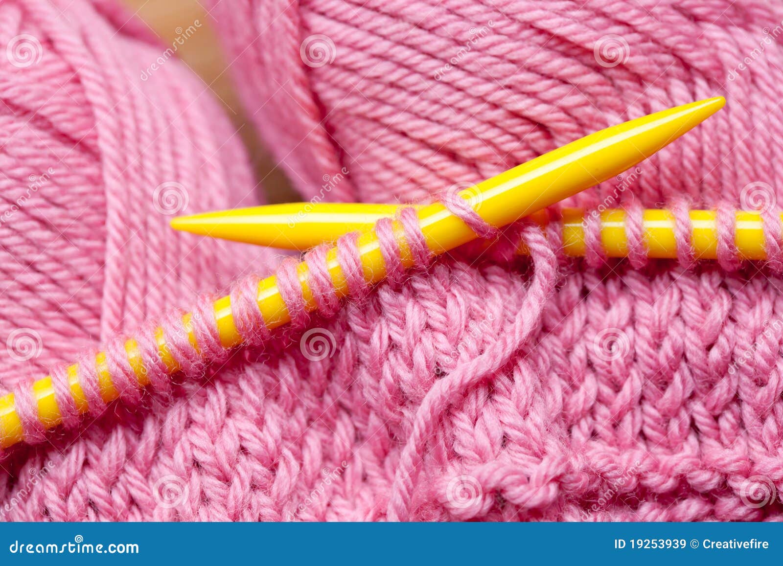Tricotage avec des laines image stock. Image du point - 19253939