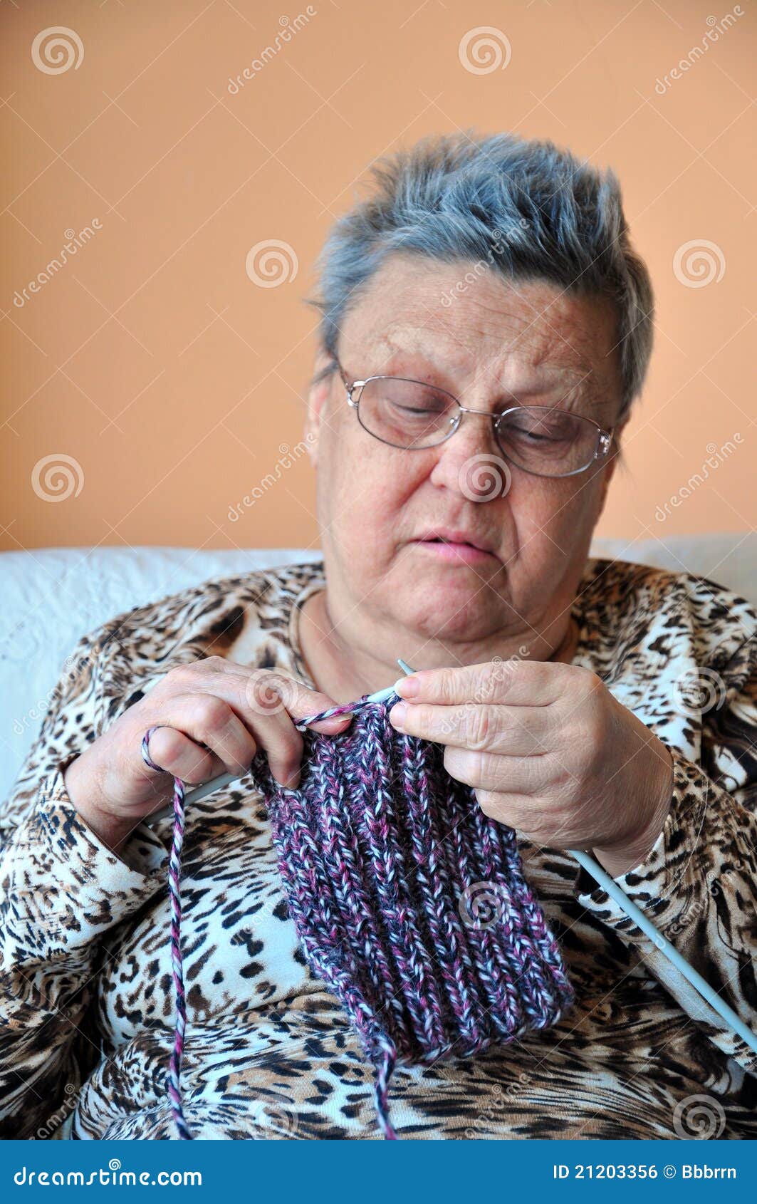 Tricotage de femme photo stock. Image du mains, métier - 21203356