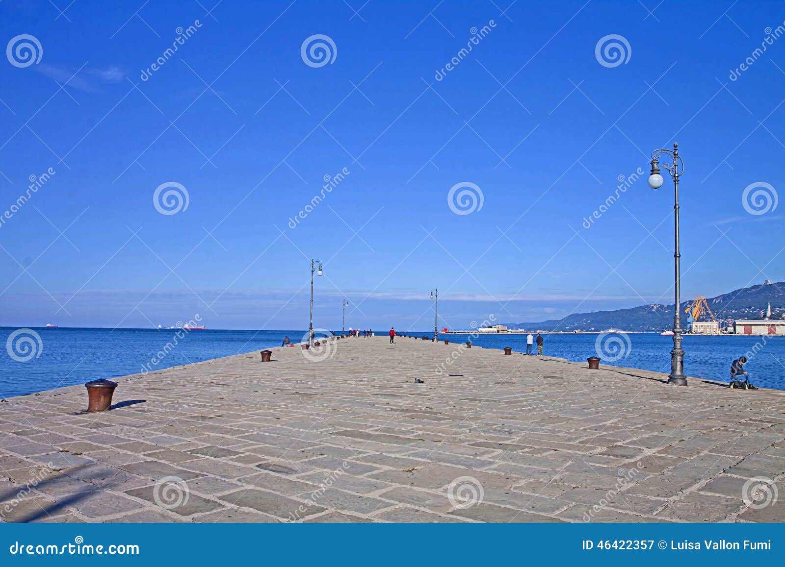 Trieste, "promenade" En El Molo Audace Fotografía editorial - Imagen de ...
