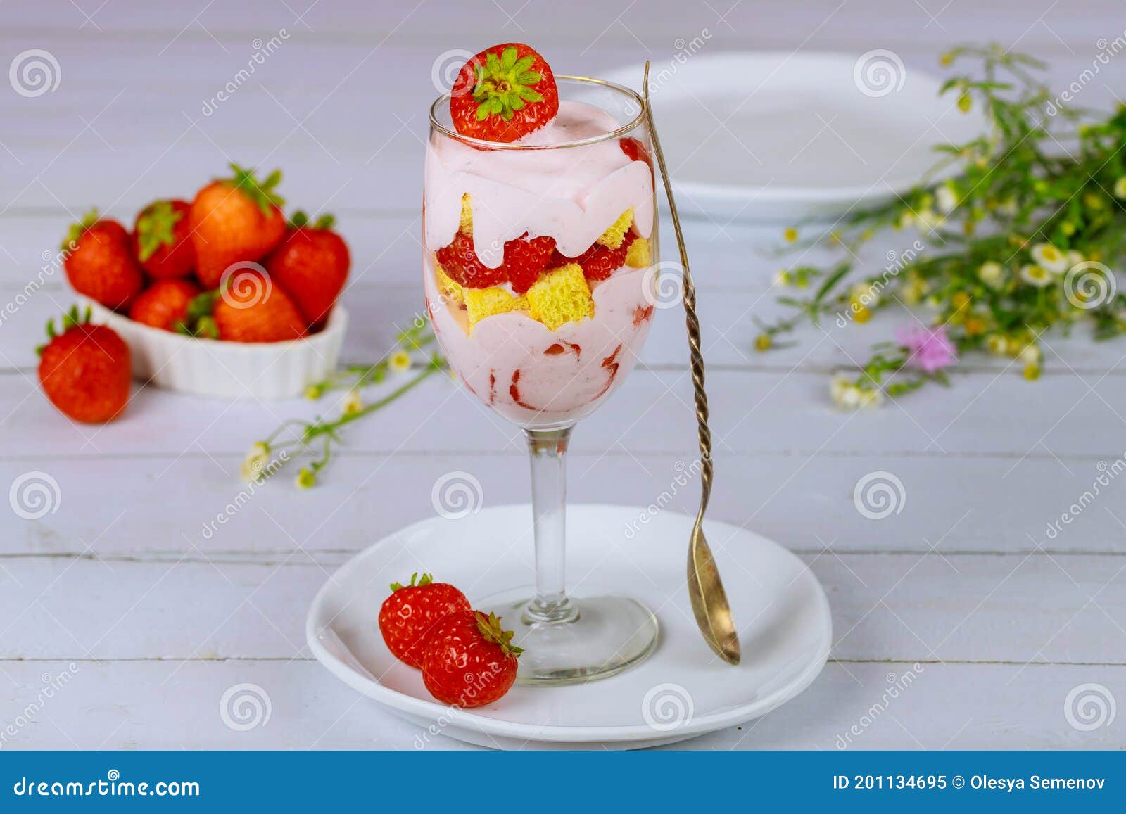 Trifo De Morango Com Bolo De Libra E Iogurte Em Vidro Imagem de Stock ...