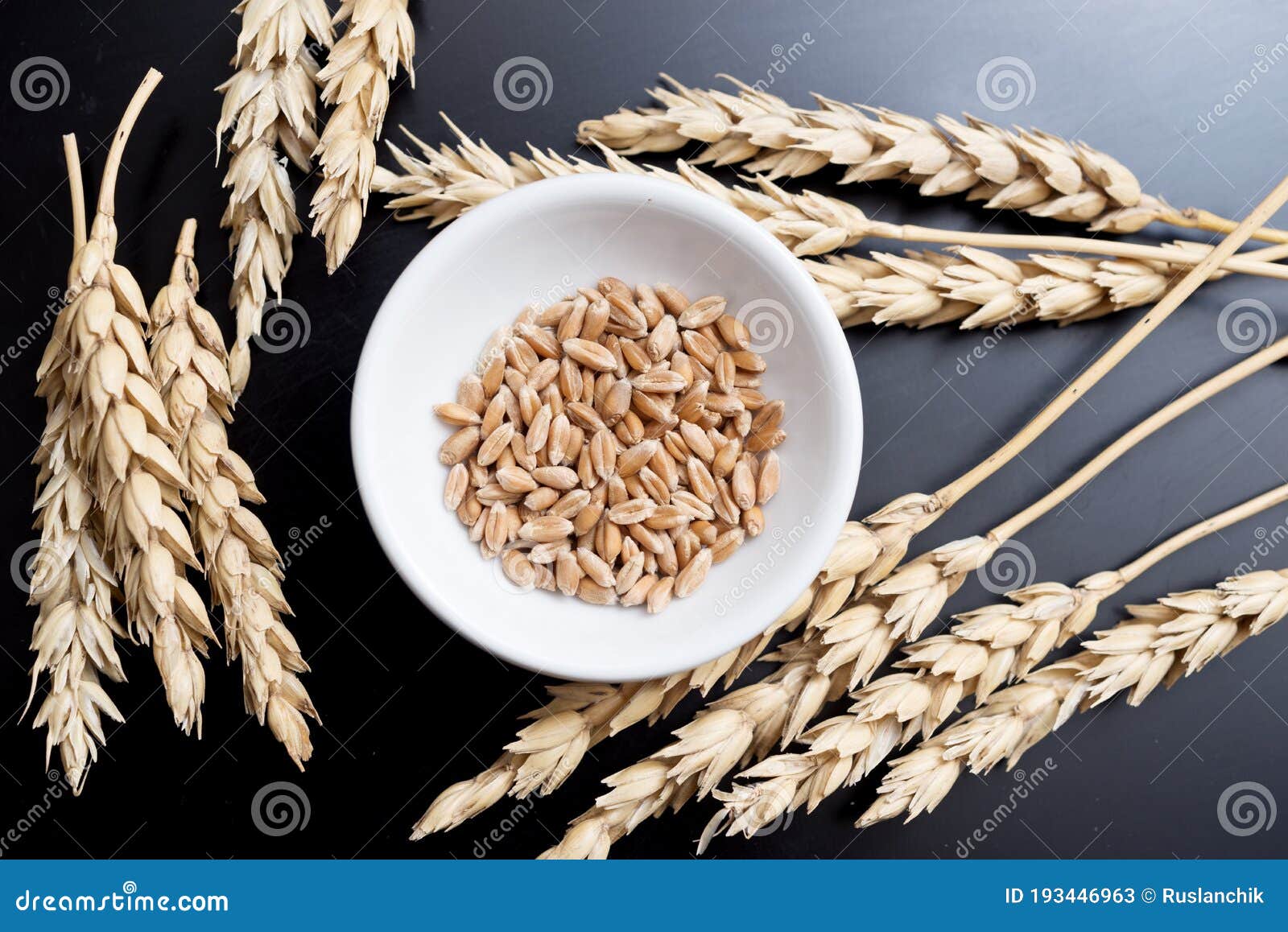 Trigo en negro imagen de archivo. Imagen de paja, crudo - 193446963