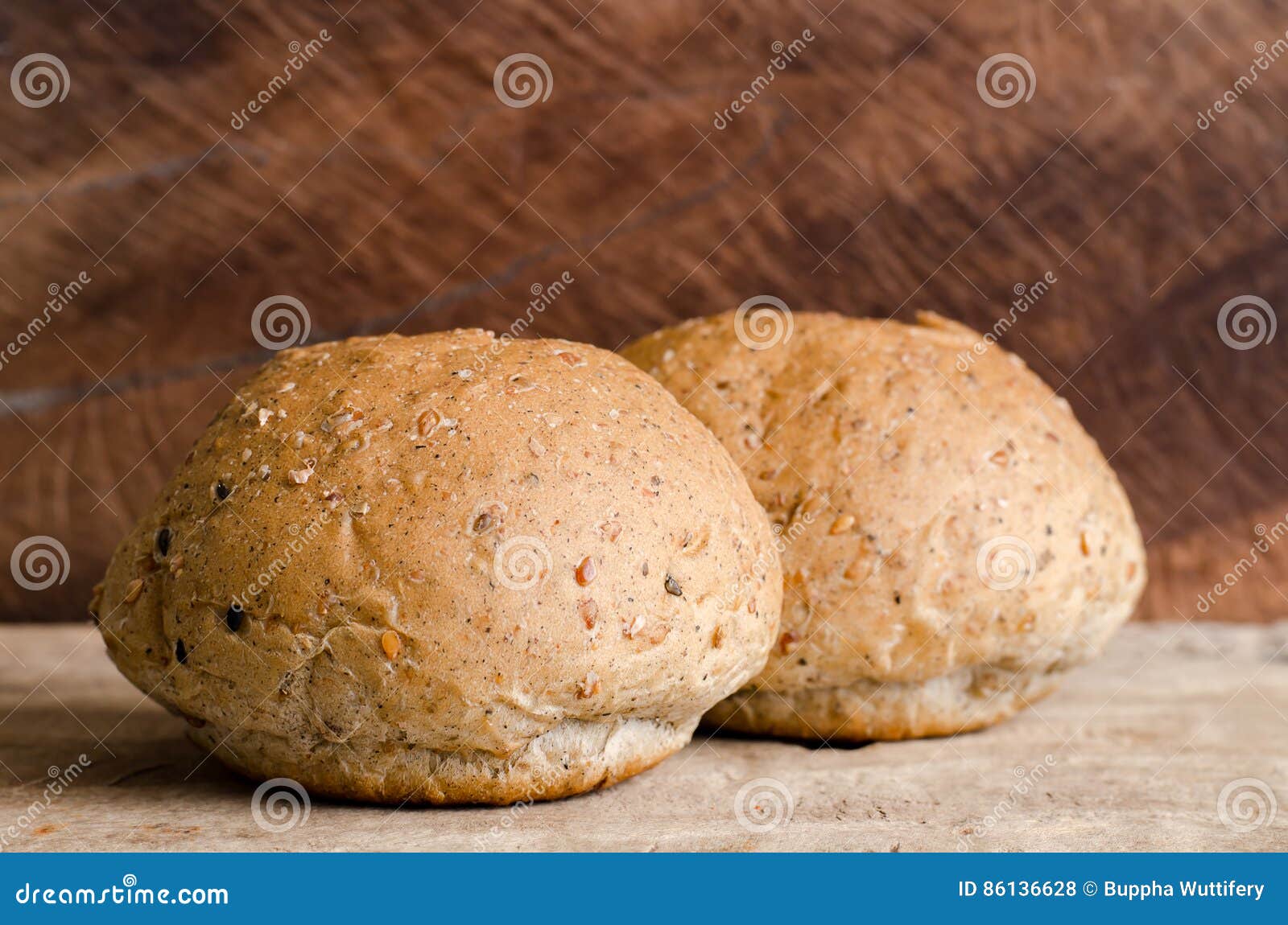 Trigo integral bread foto de archivo. Imagen de madera - 86136628