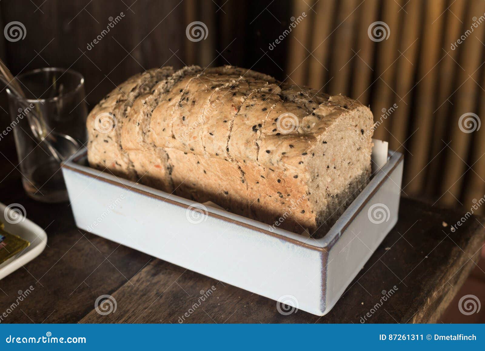 Trigo integral bread imagen de archivo. Imagen de revuelto - 87261311