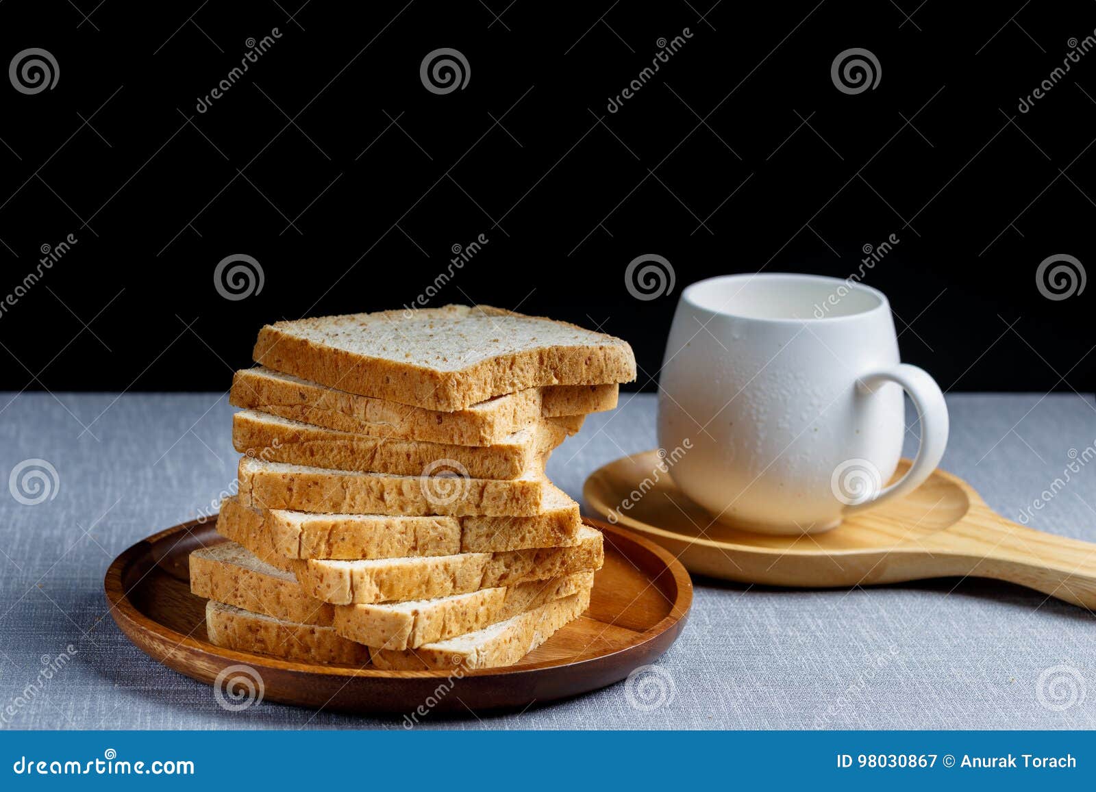 Trigo integral bread imagen de archivo. Imagen de desayuno - 98030867