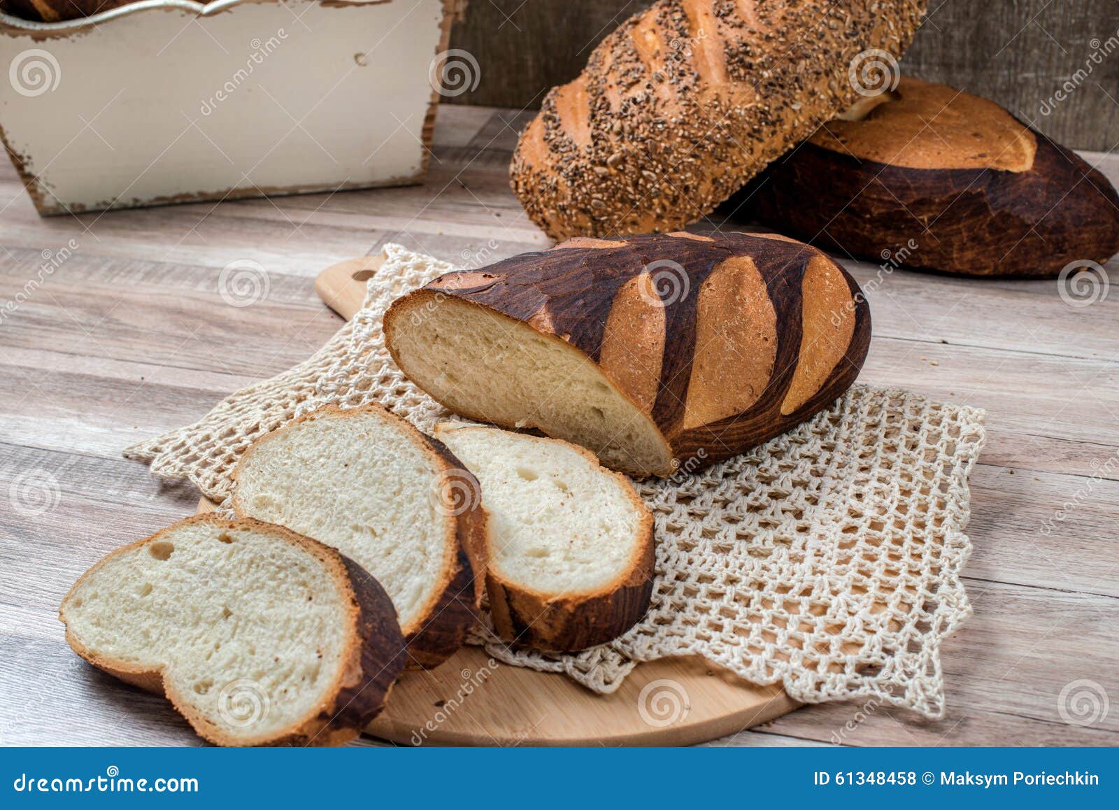 Trigo Integral Bread Barra De Pan Integral Cortada En El Tablec Foto de ...
