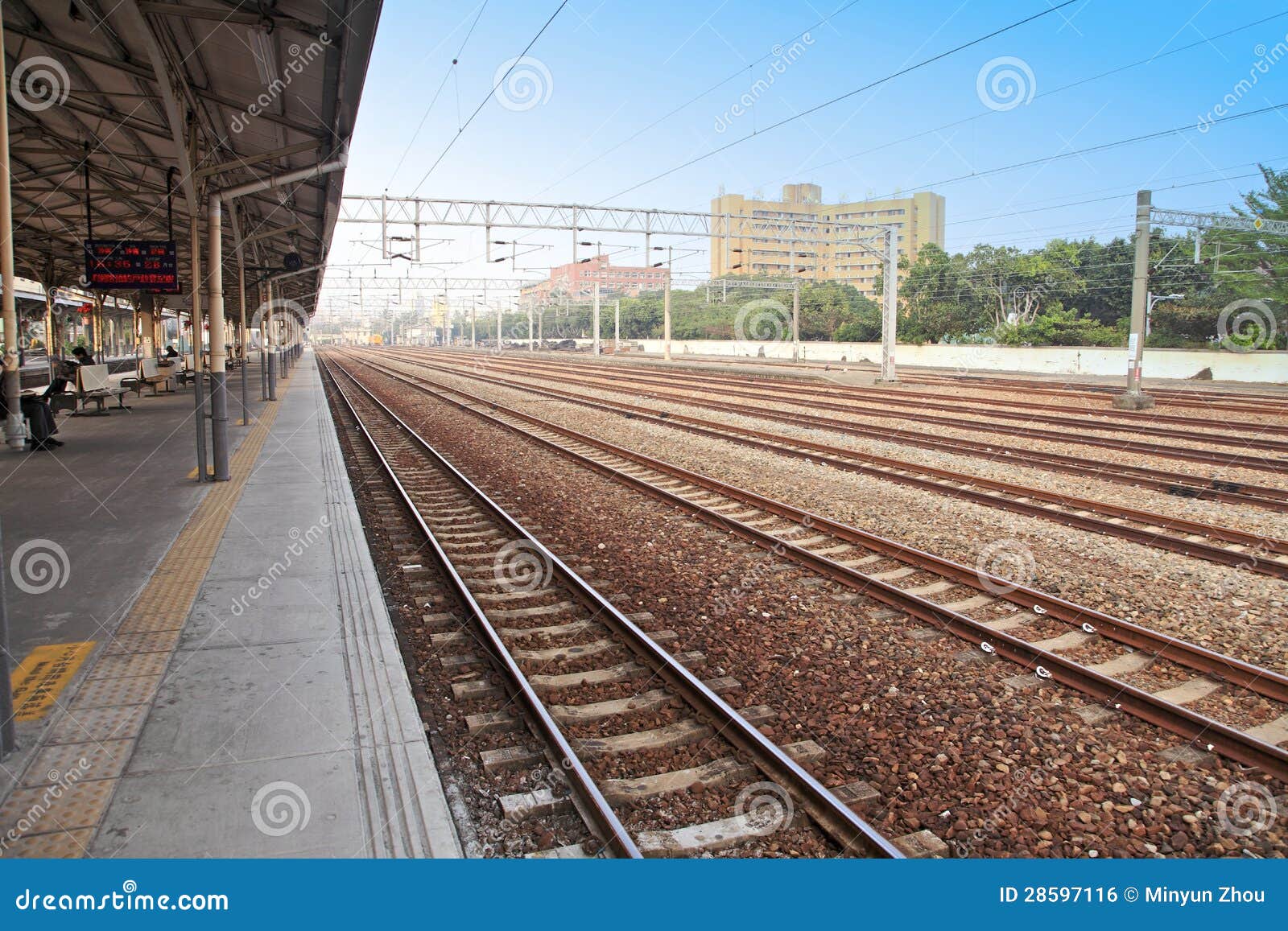 Trilho do trem foto editorial. Imagem de infraestrutura - 28597116