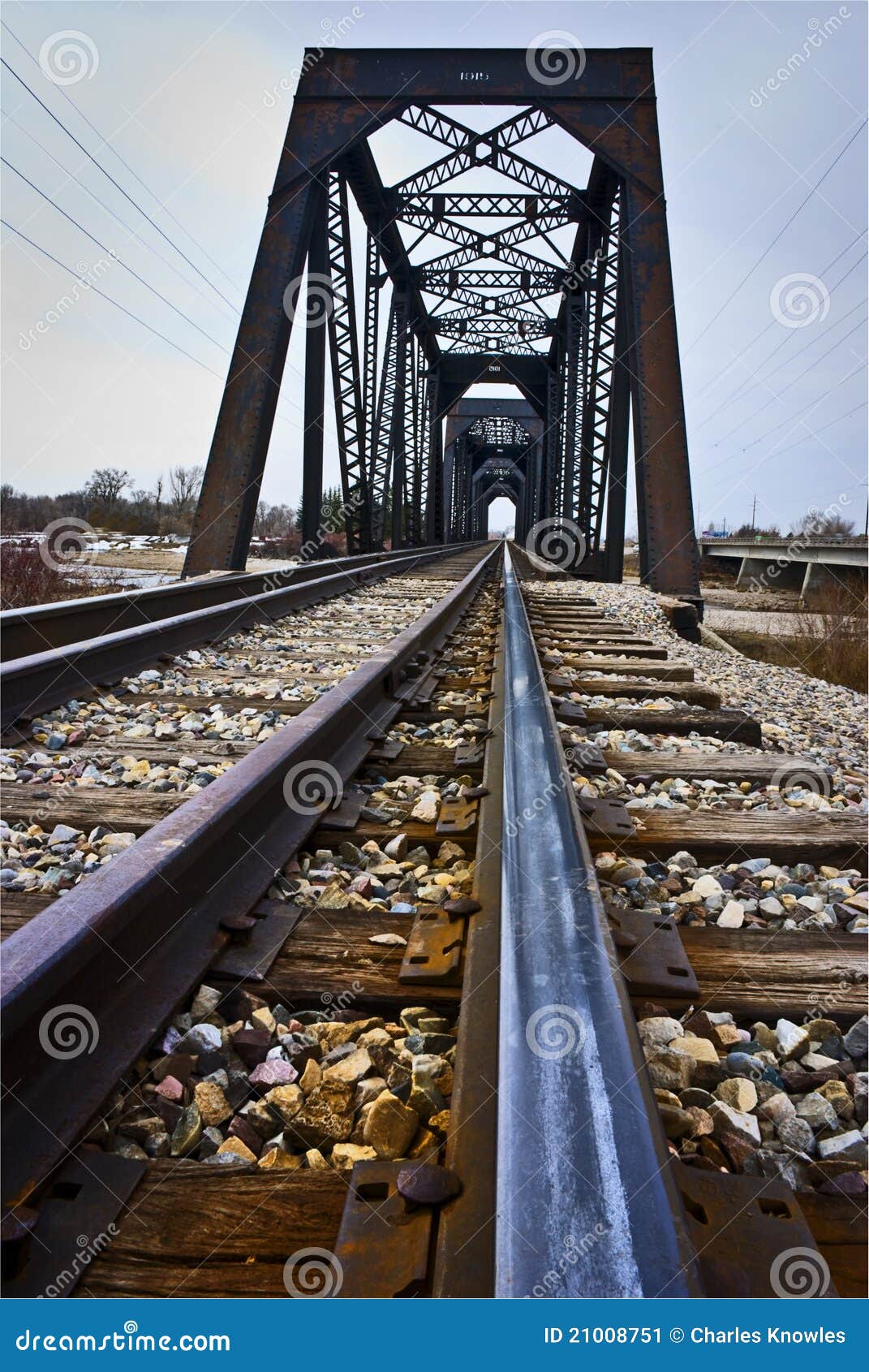 Trilho Do Trem Que Conduz a Uma Ponte Imagem de Stock - Imagem de ferro ...