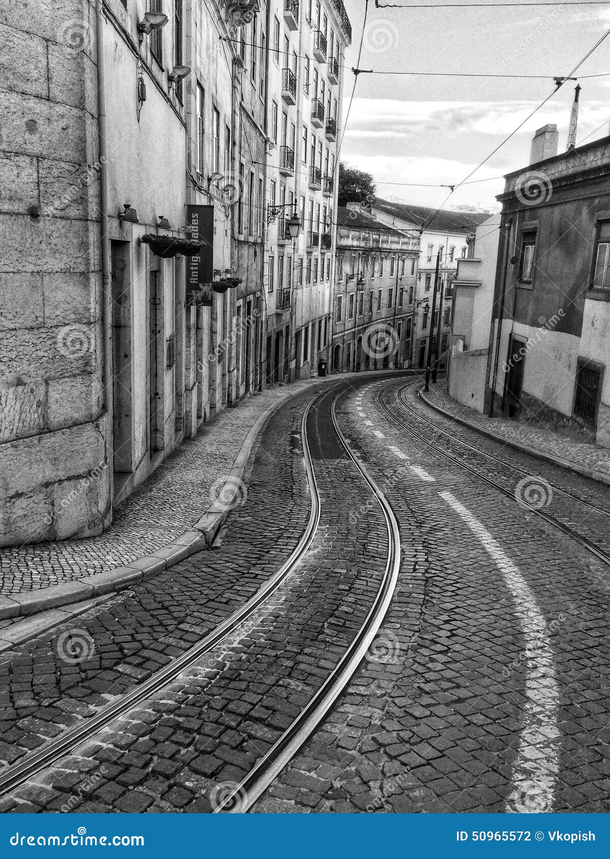Trilhos na rua foto de stock. Imagem de apedrejado, curso - 50965572