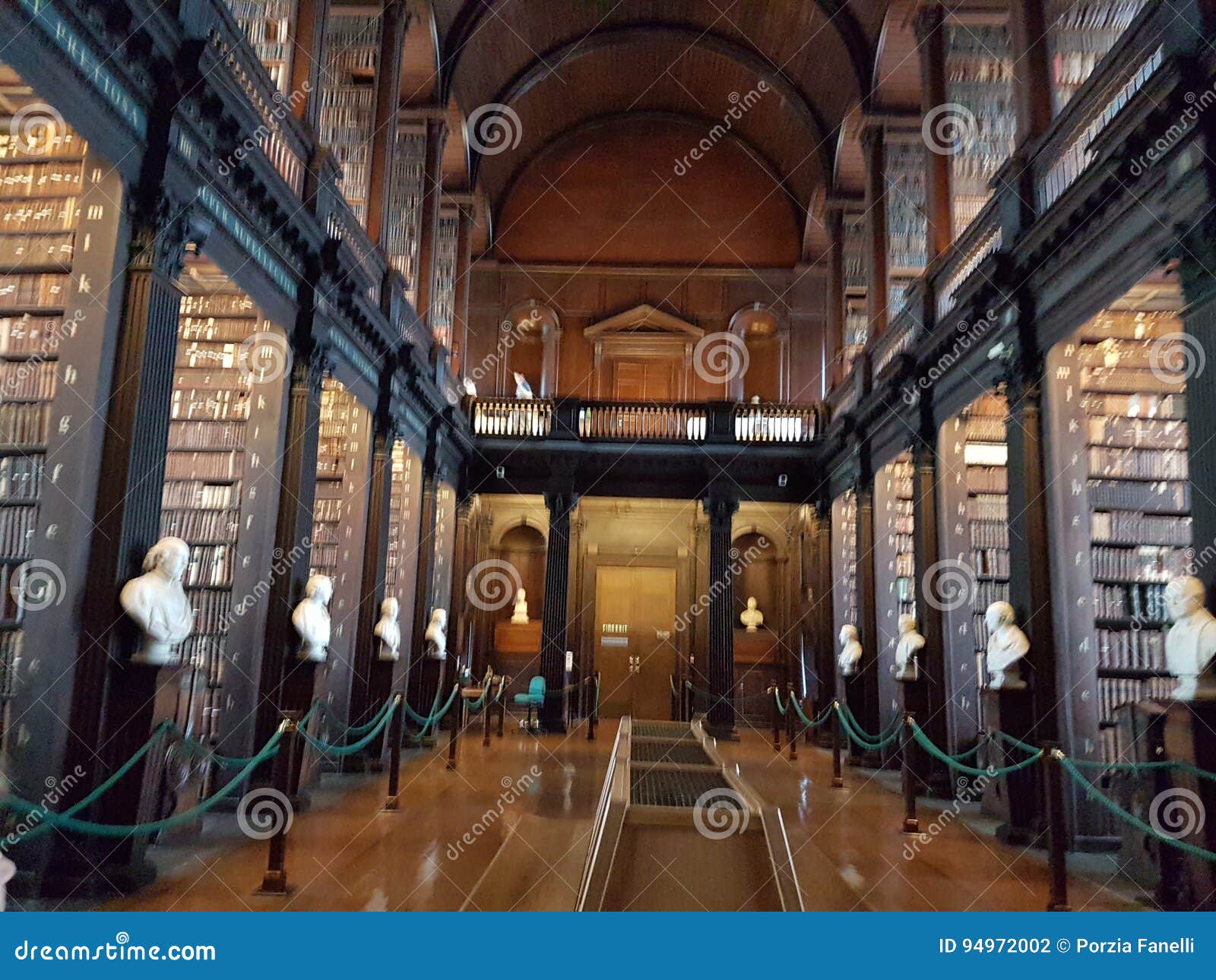 Trinity College Inside Library Book People Biblioteca Dublino Dublin ...