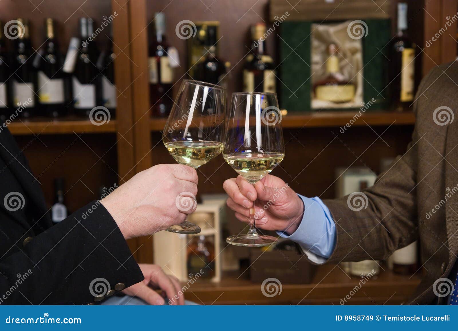 Trinkender Wein stockbild. Bild von feiern, trinken, leute - 8958749