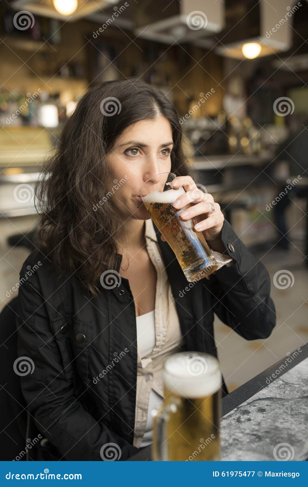 Trinkendes Bier Der Frau in Der Bar Stockbild - Bild von mädchen, glas ...