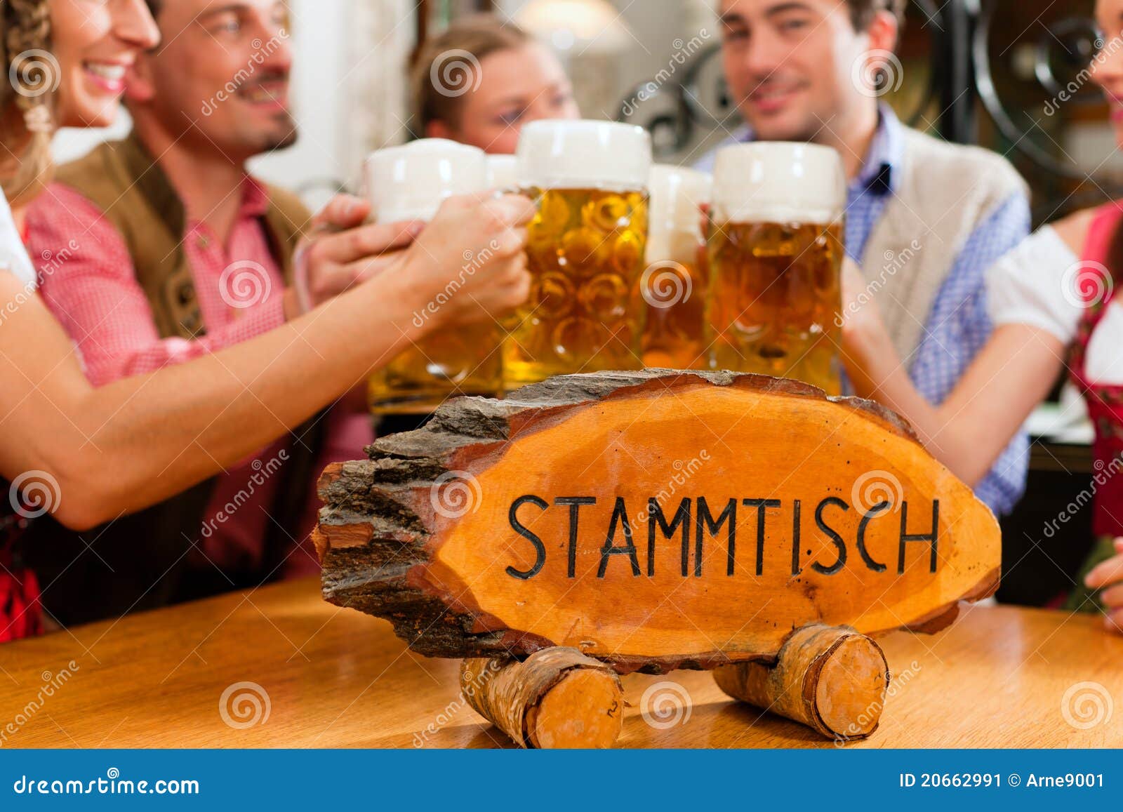 Trinkendes Bier Der Leute Im Bayerischen Pub Stockbild - Bild von bier ...