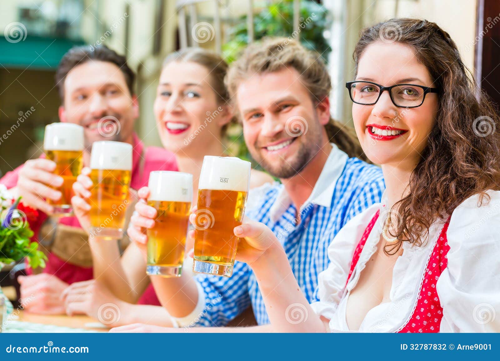 Trinkendes Bier Der Leute Im Bayerischen Restaurant Oder in Der Kneipe ...