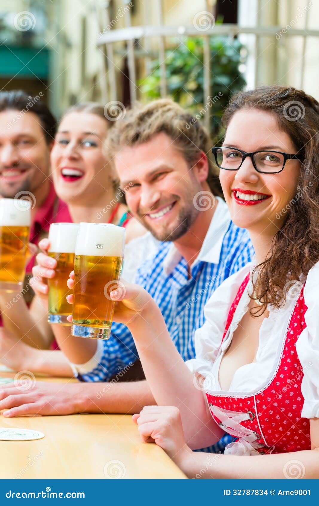 Trinkendes Bier Der Leute Im Bayerischen Restaurant Oder in Der Kneipe ...