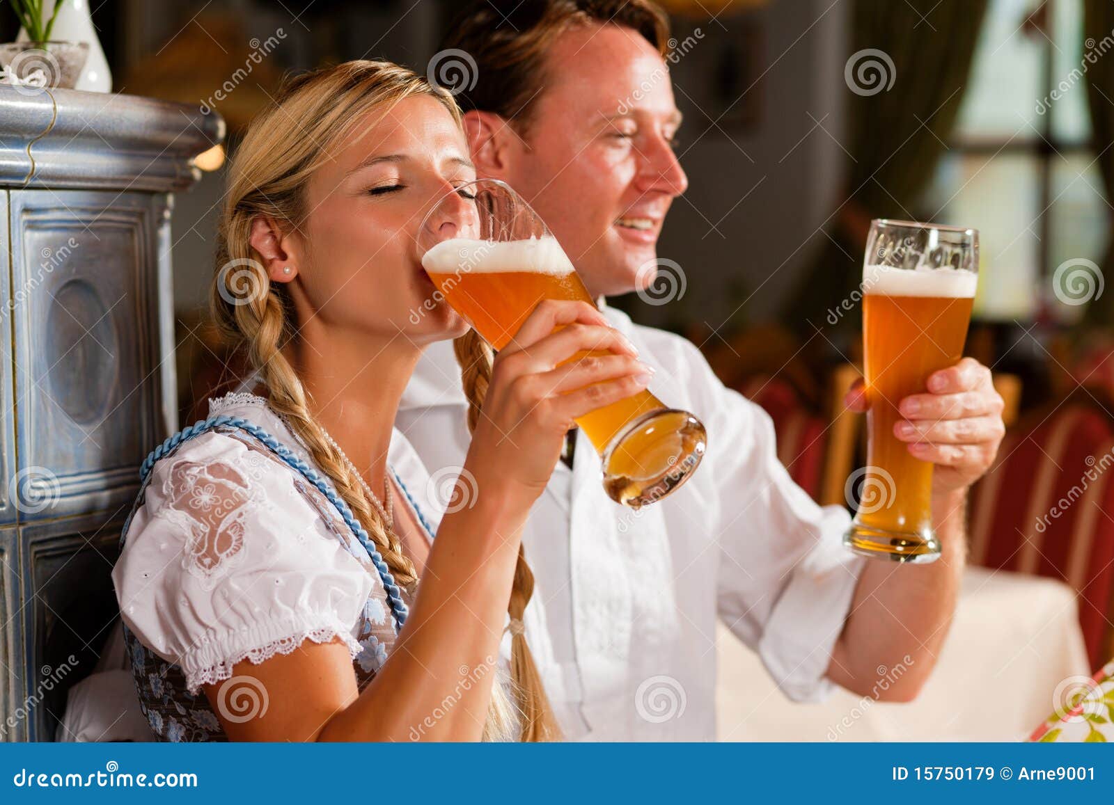 Trinkendes Weizenbier Der Bayerischen Paare Stockbild - Bild von ...