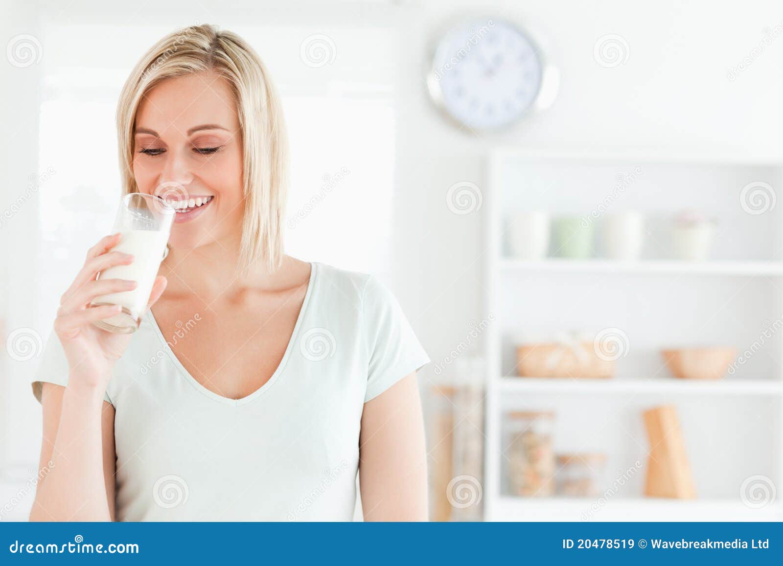 Trinkmilch der Frau stockbild. Bild von mahlzeit, betrieb - 20478519