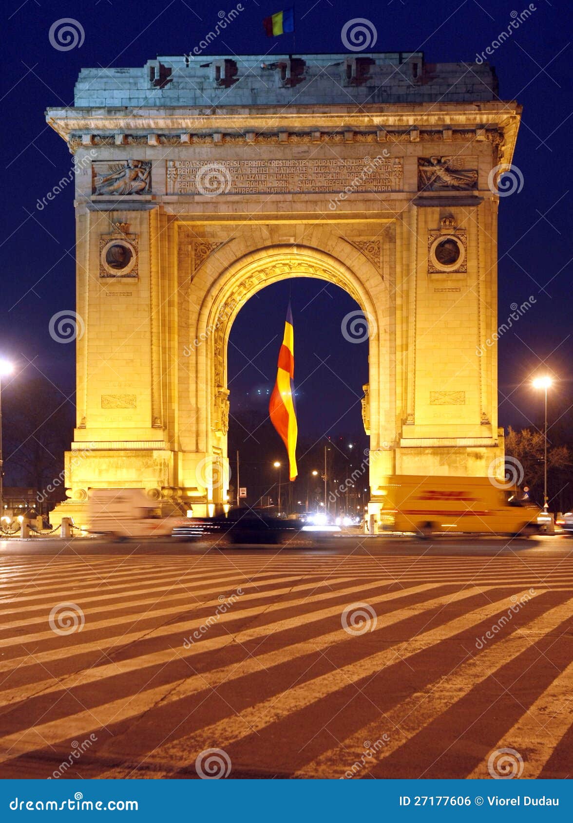 Triomfantelijke Boog in Boekarest Stock Foto - Image of vlag, helden ...
