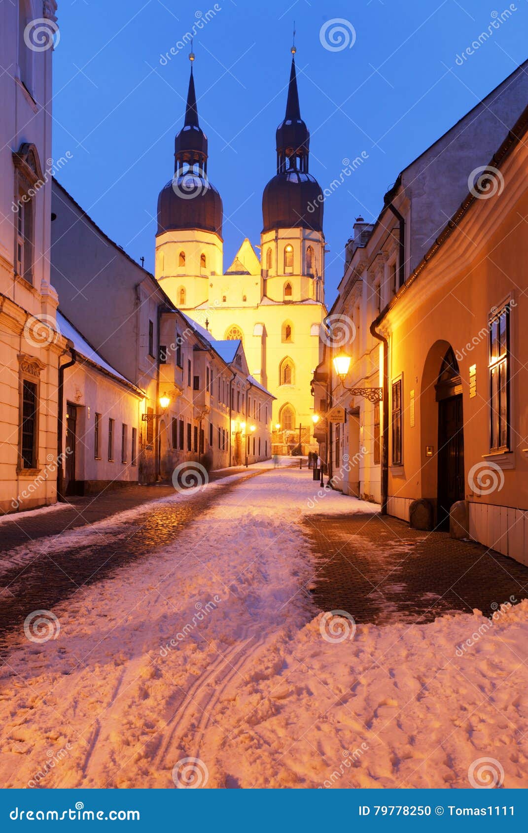 Trnava-Kirche, Slowakei - Saint Nicolas am Winter Stockfoto - Bild von ...