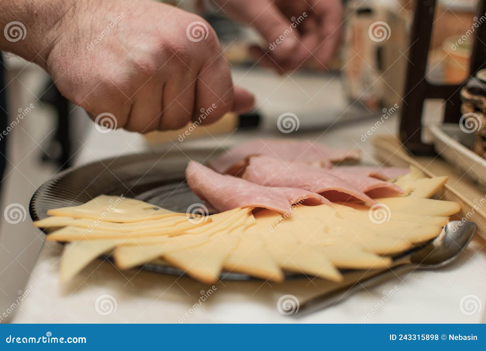 Troceado En Rodajas De Queso En Un Plato Foto de archivo - Imagen de ...
