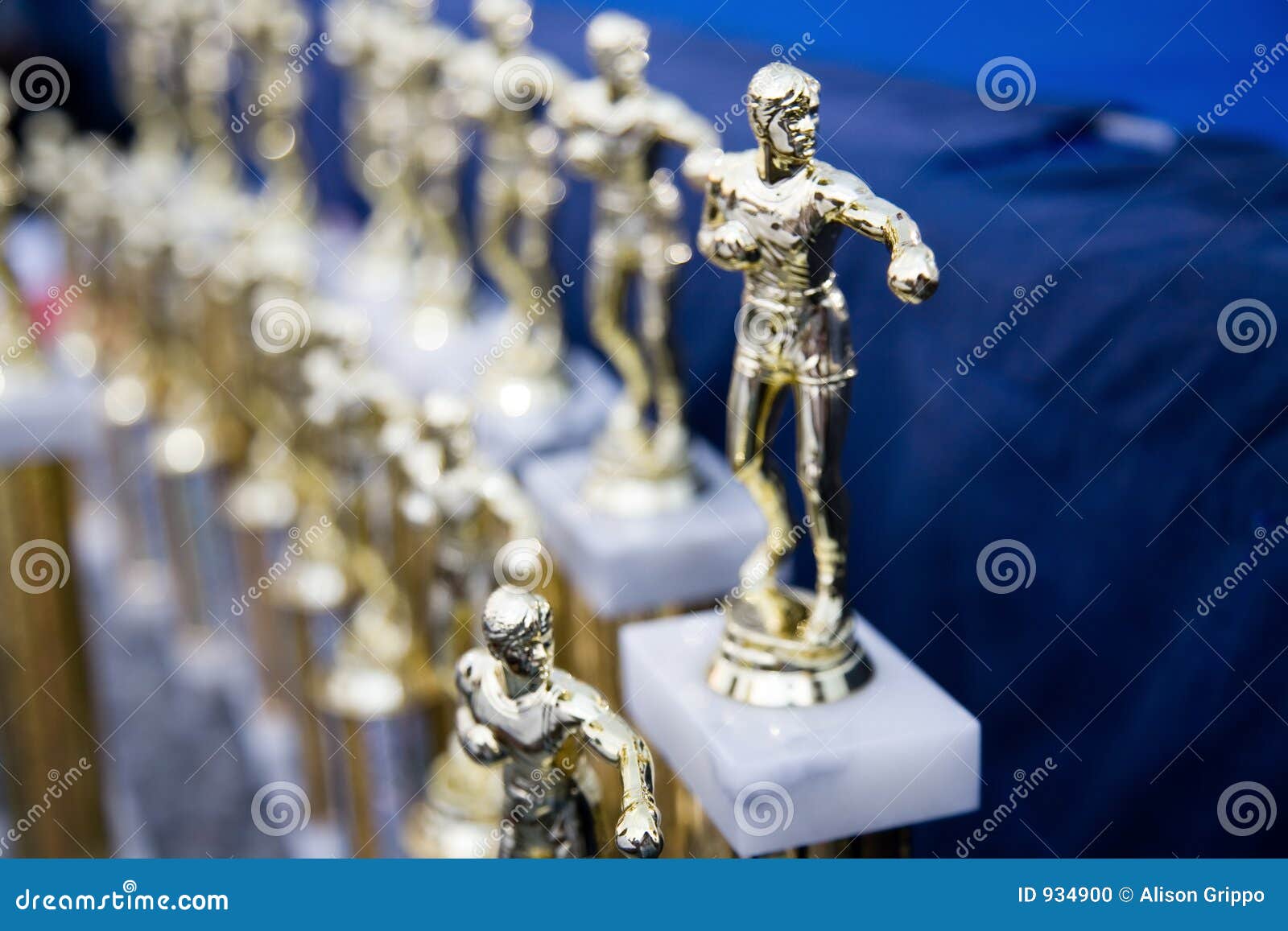 Trofeo foto de archivo. Imagen de trofeo, hombres, deportes - 934900