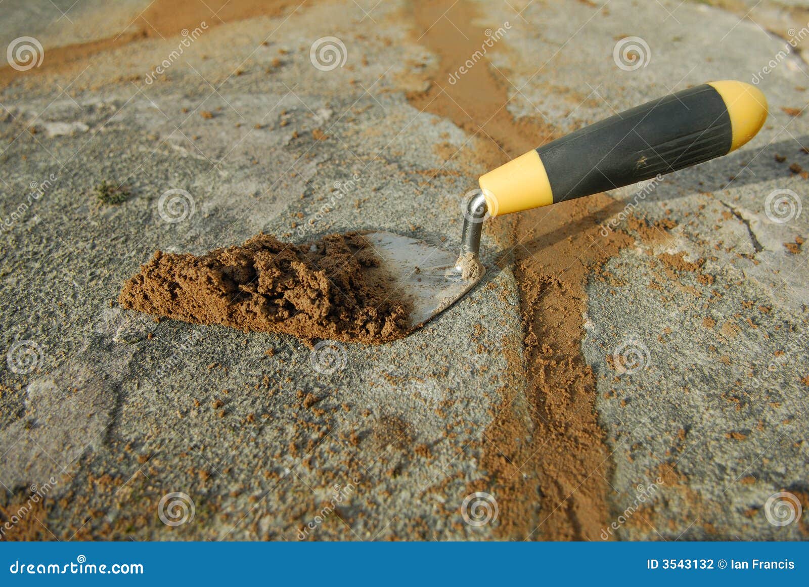 Troffel en cement. stock foto. Image of baan, cement, handel - 3543132