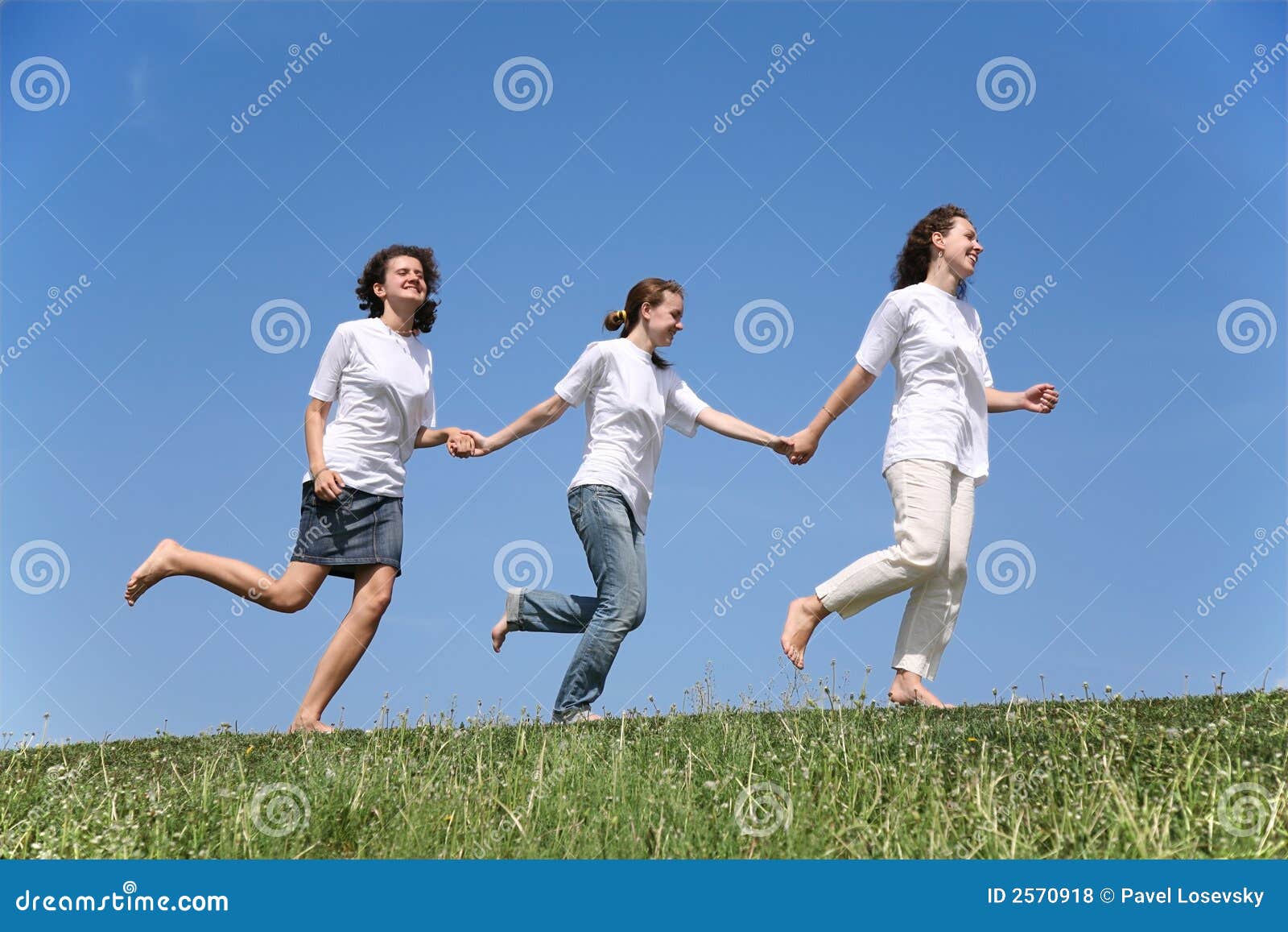 Trois amies photo stock. Image du joie, adolescence, détente - 2570918