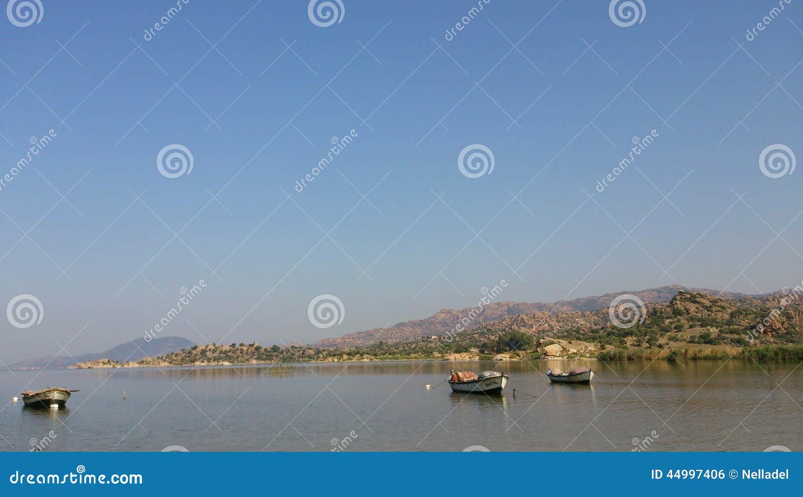 Trois bateaux en mer calme photo stock. Image du bateaux - 44997406