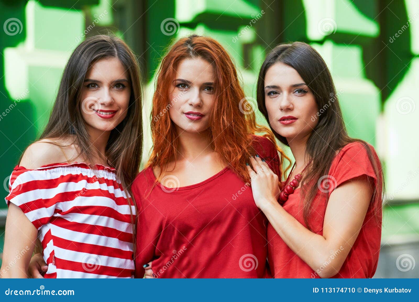 Trois belles femmes photo stock. Image du émotion, copines - 113174710
