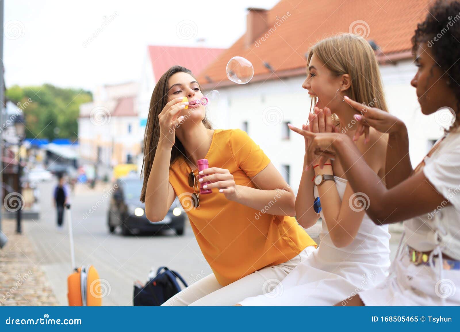 Trois Belles Femmes Heureuses Soufflant Des Bulles De Savon Dans La Rue
