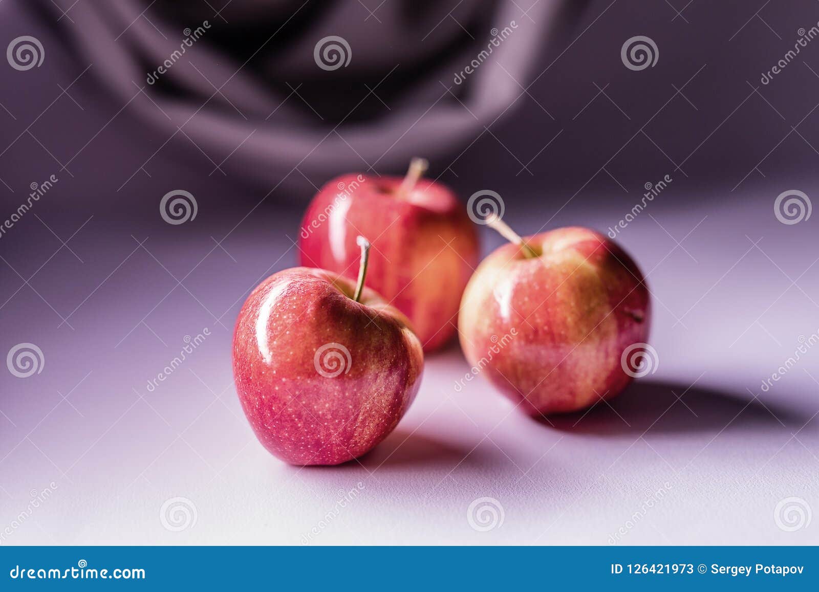 Trois Belles Pommes Rouges Sur La Table Image stock - Image du pommes ...