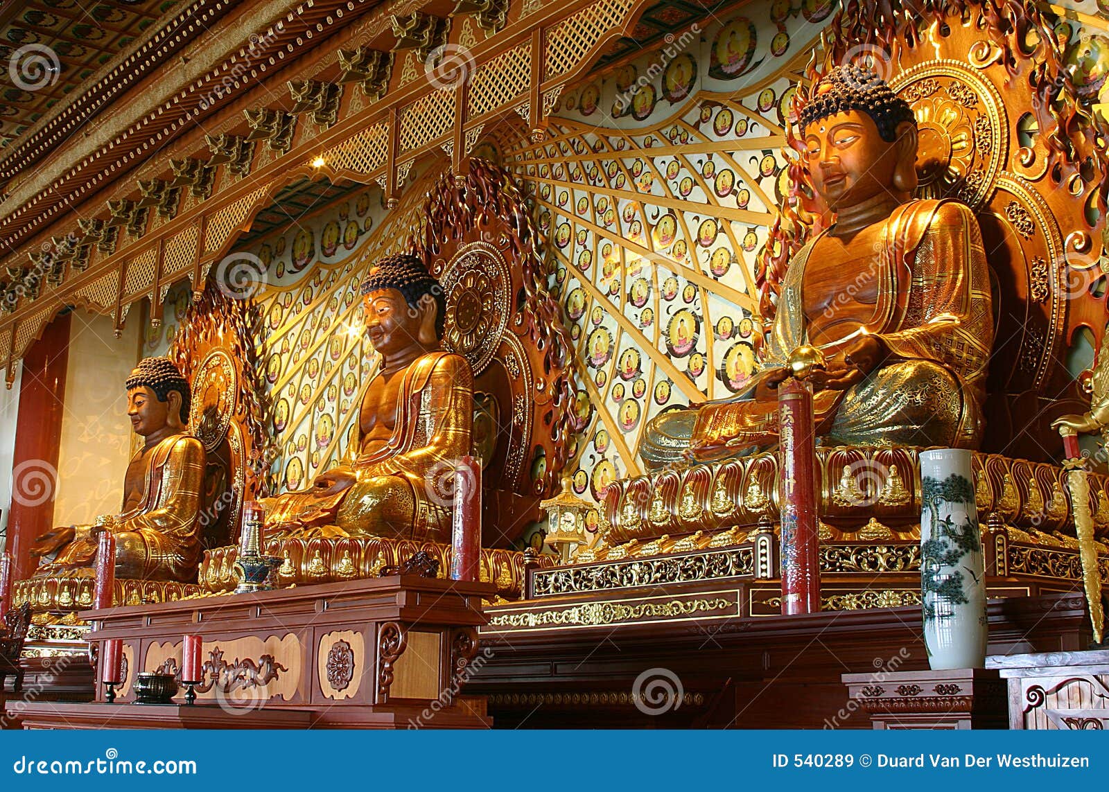 Trois Bouddha Dans Le Temple Bouddhiste Image stock - Image du ...
