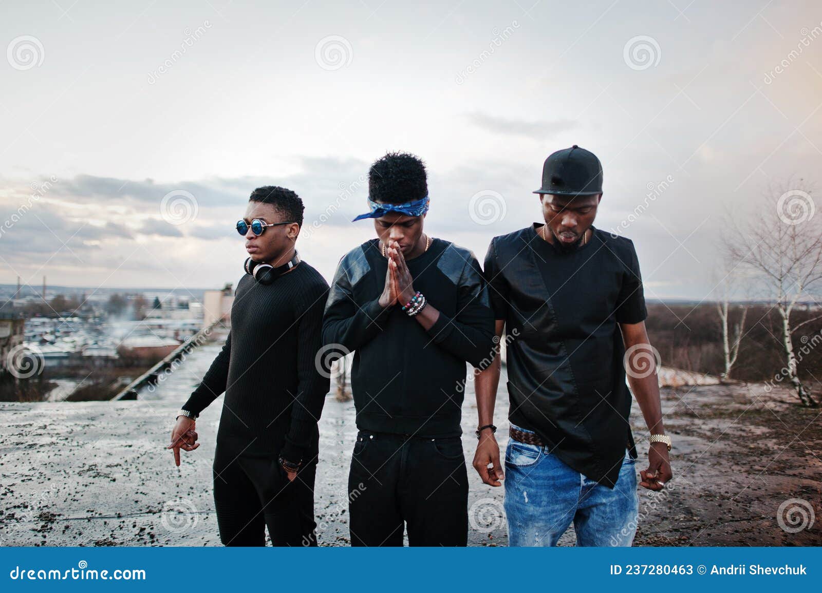 Trois Chanteurs De Rap Sur Le Toit Image stock - Image du gangsta ...