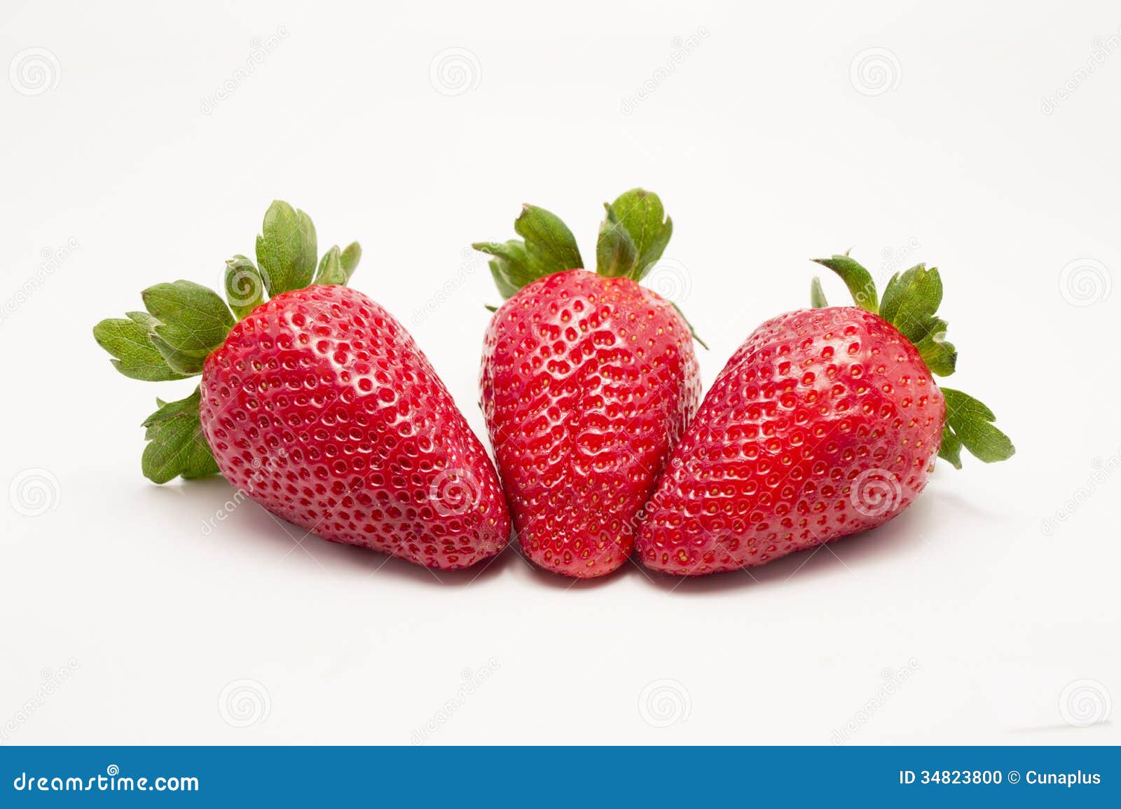 Trois fraises de fruits photo stock. Image du isolement - 34823800