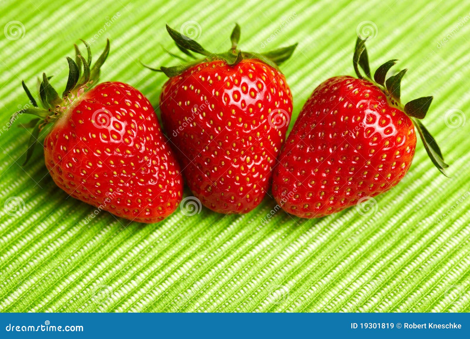 Trois fraises rouges image stock. Image du frais, vert - 19301819