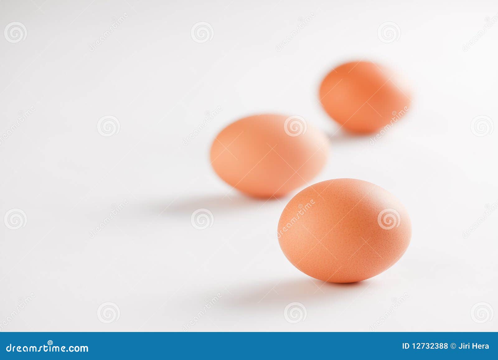 Trois oeufs photo stock. Image du épicerie, fond, marché - 12732388