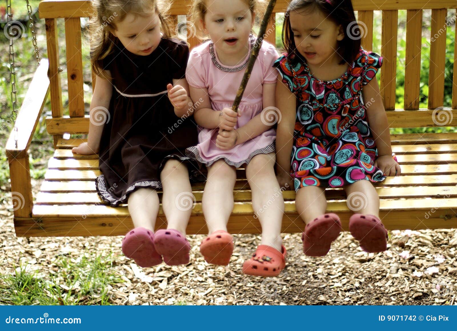 Trois Petites Filles Sur L'oscillation Photo stock - Image du amis ... Trois Petites Filles Sur L'oscillation Photo stock - Image du amis ...