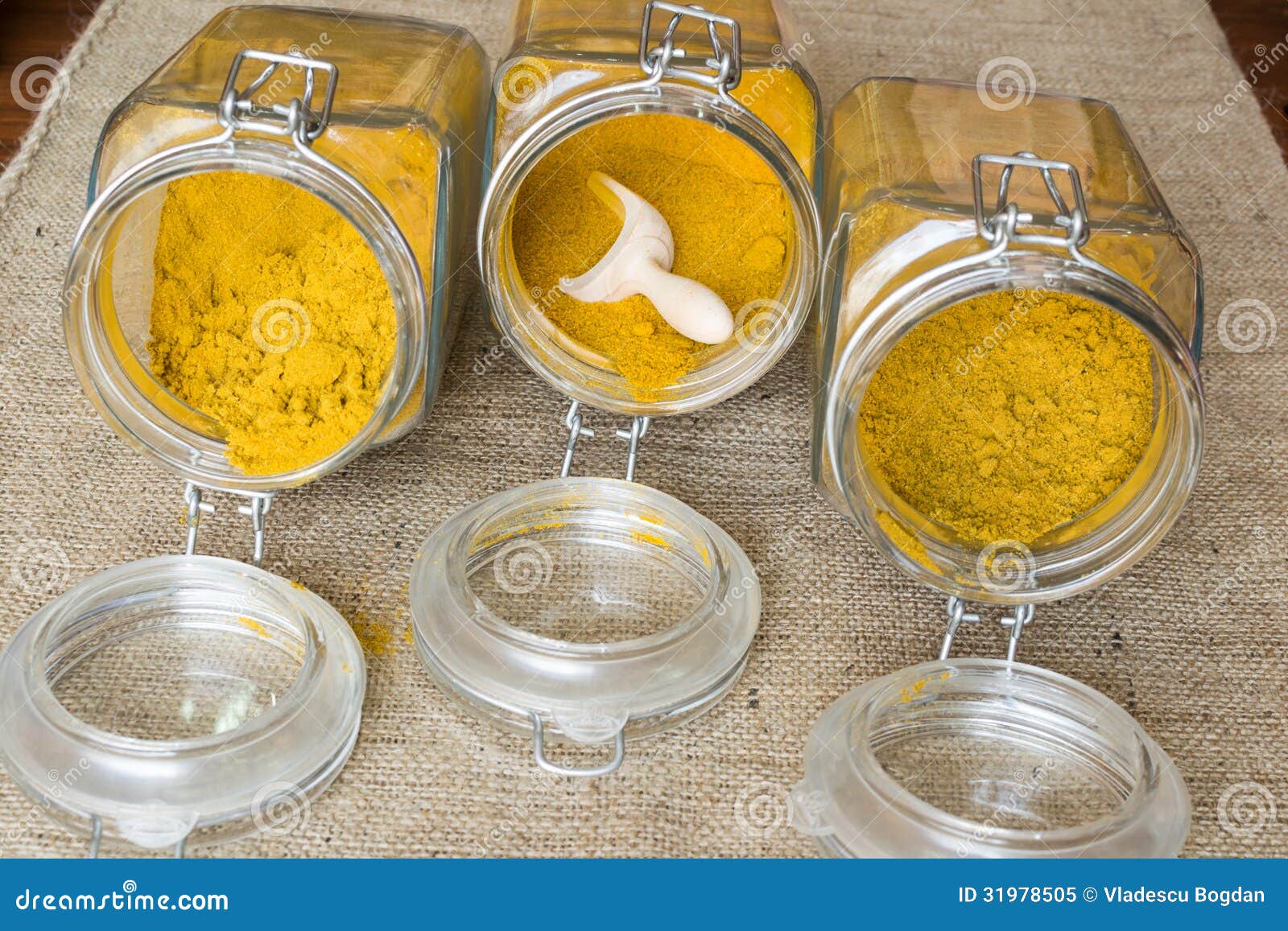 Trois types de cari image stock. Image du épicé, powdered - 31978505