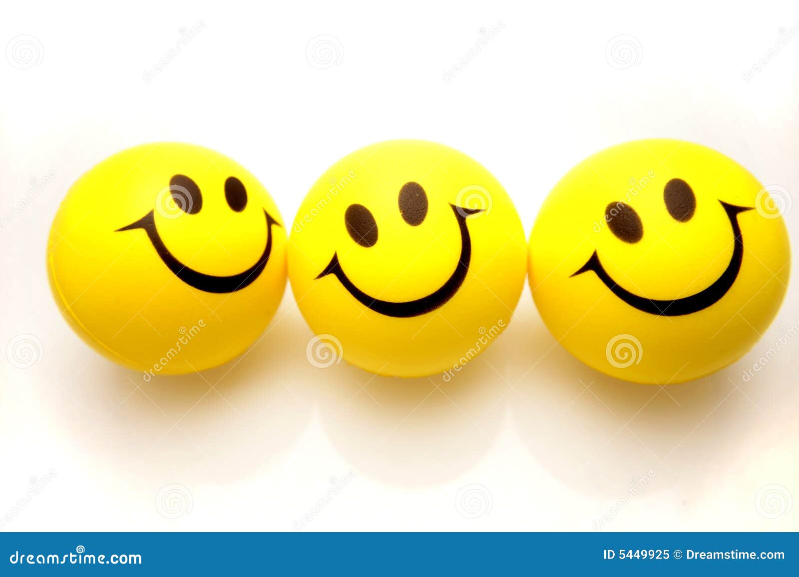 Trois visages souriants image stock. Image du jovial, smiley - 5449925