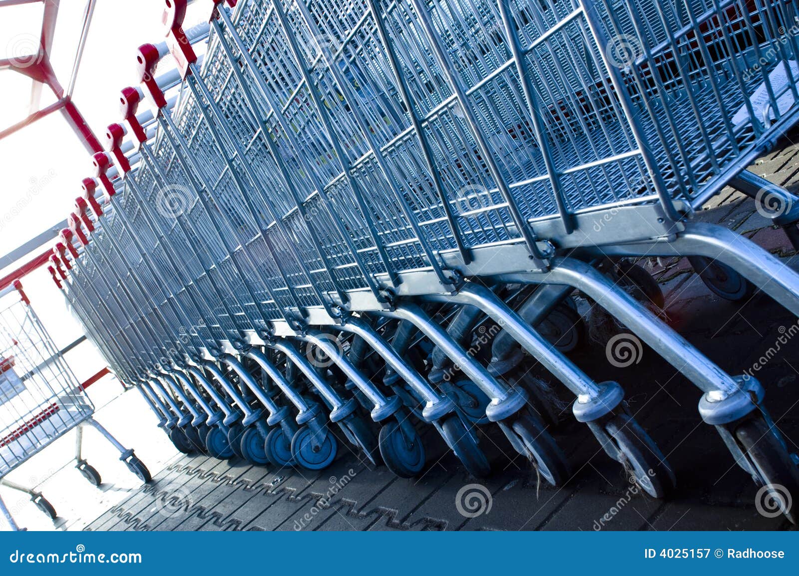 Troles da compra imagem de stock. Imagem de punhos, trole - 4025157