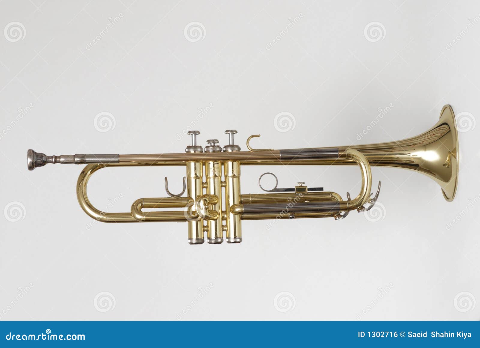 Trombeta 2 foto de stock. Imagem de bronze, concerto, ferro - 1302716