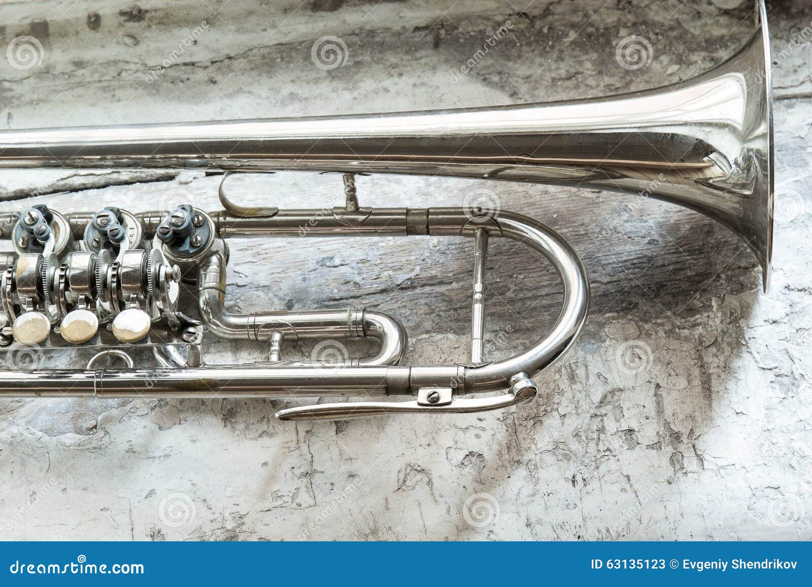 Trombeta do vintage imagem de stock. Imagem de tubo, bronze - 63135123